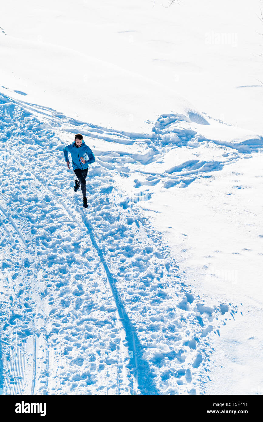 Man running through the snow hi-res stock photography and images - Alamy