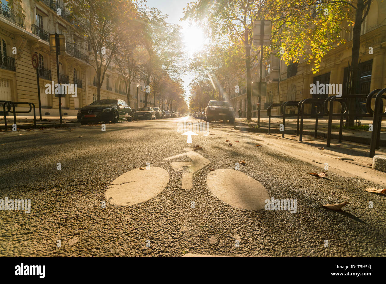 Paris cyclist hi-res stock photography and images - Alamy