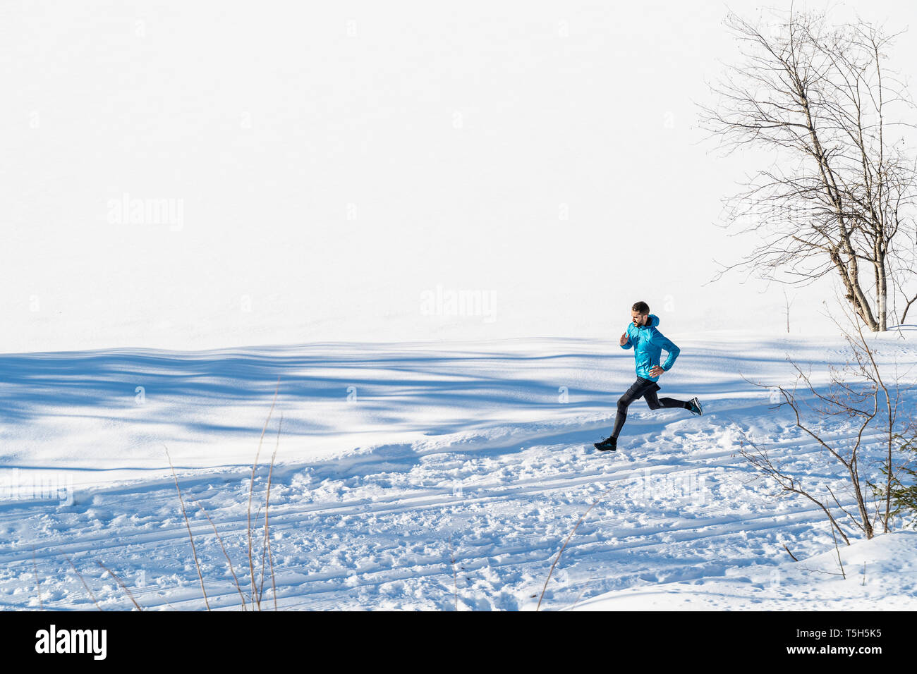 Man running through the snow hi-res stock photography and images - Alamy