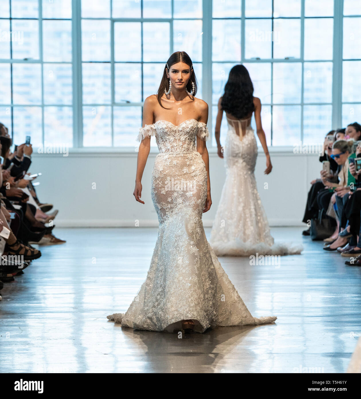 Milano collection catwalk 2020 hi-res stock photography and images - Alamy