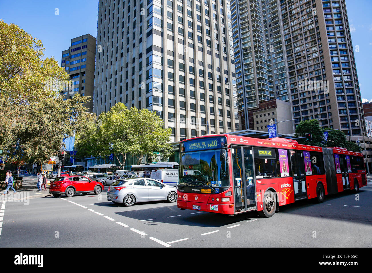 Road traffic intersection in Sydney city centre, elizabeth and park ...