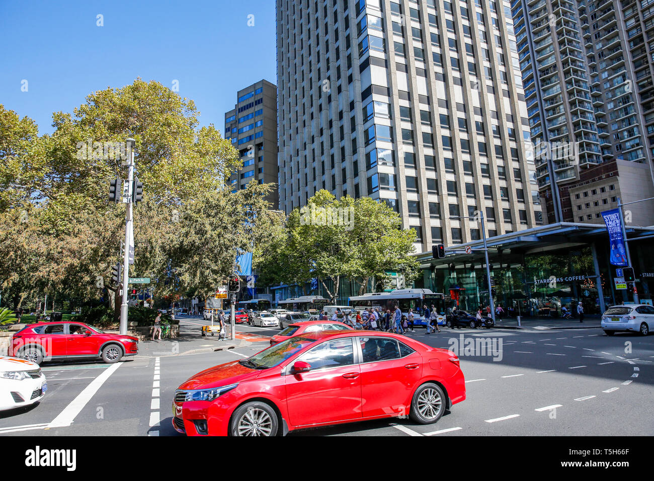 Road traffic intersection in Sydney city centre, elizabeth and park ...