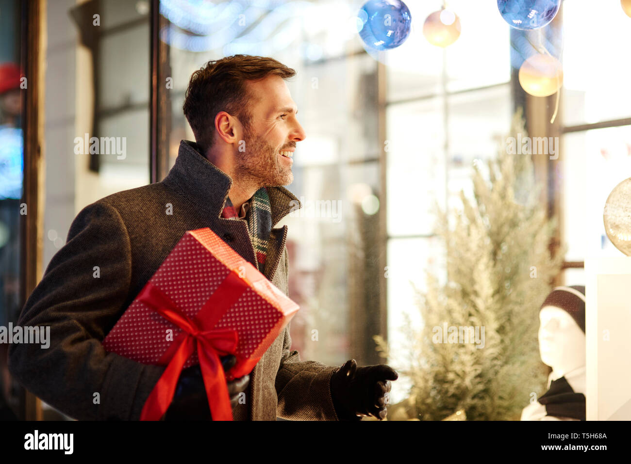 Present shop hi-res stock photography and images - Alamy