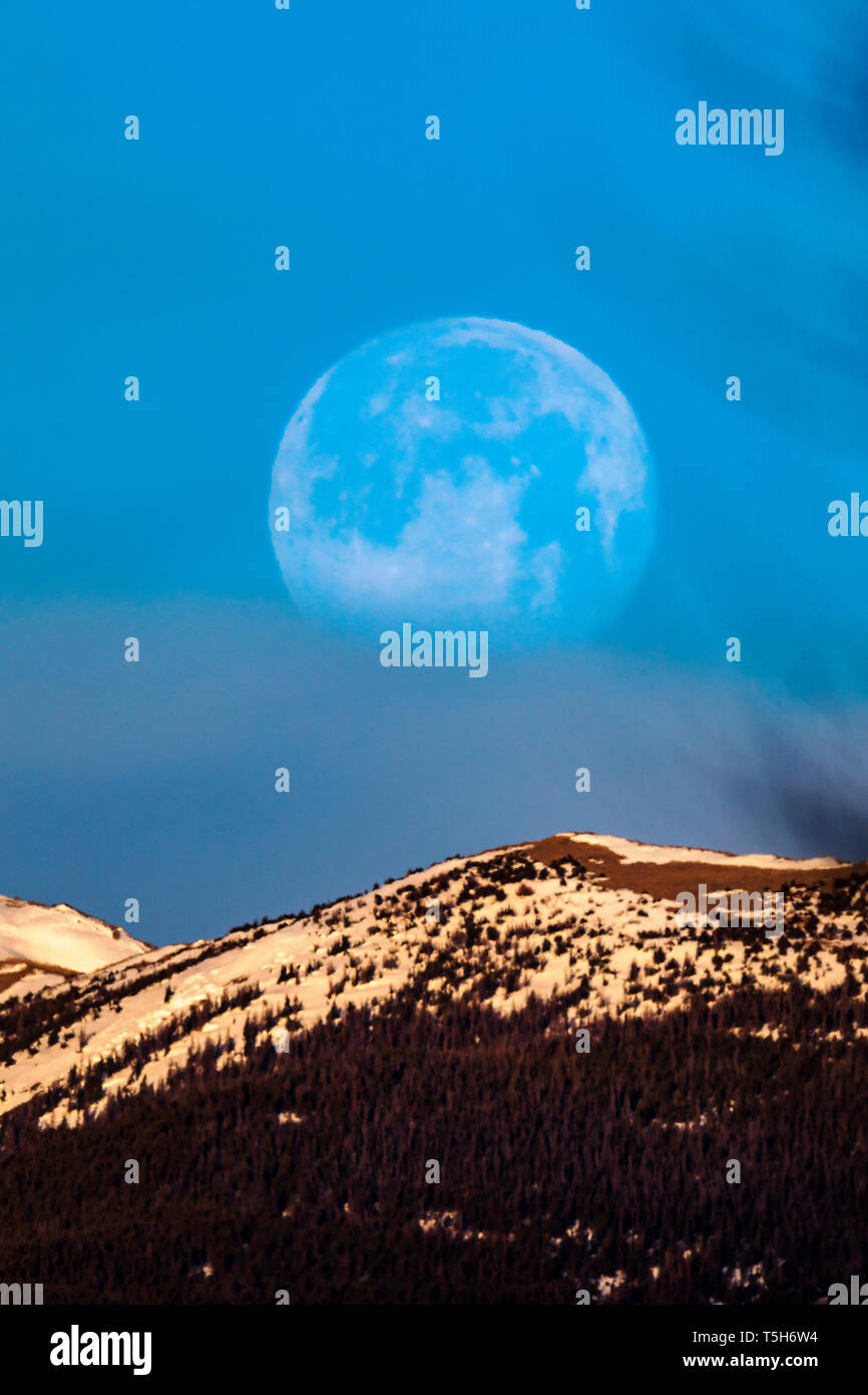 Moon rise over mountains hi-res stock photography and images - Alamy