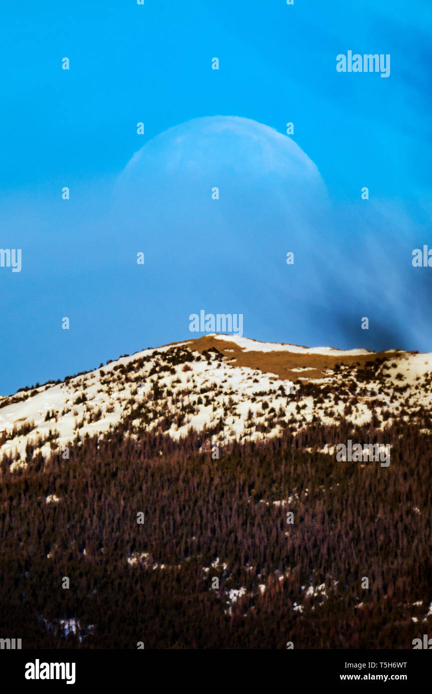 Sunrise over the mountains hi-res stock photography and images - Alamy