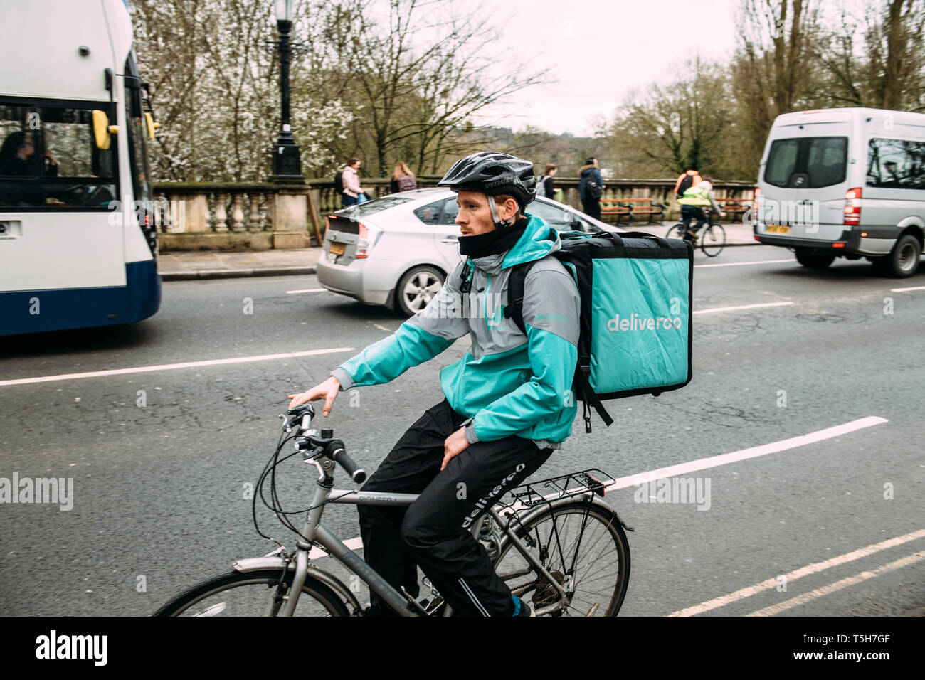 Oxford, United Kingdom - Mar 3, 3017: Side view of young male cyclist ...