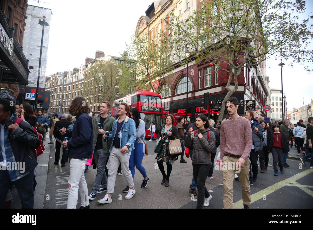 Charring cross road hi-res stock photography and images - Alamy