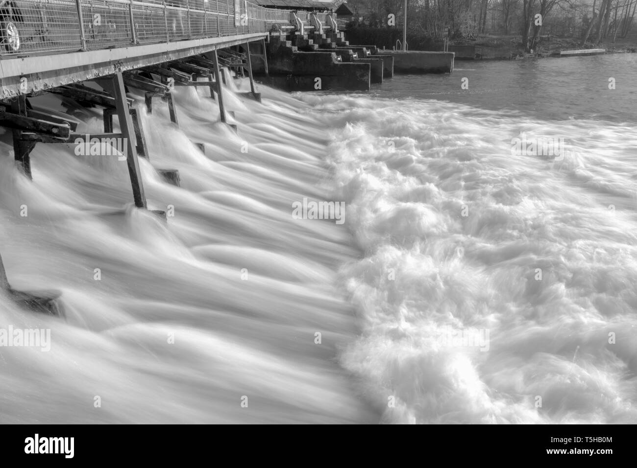 A shot of abingdon weir taken using a slow shutter Stock Photo - Alamy