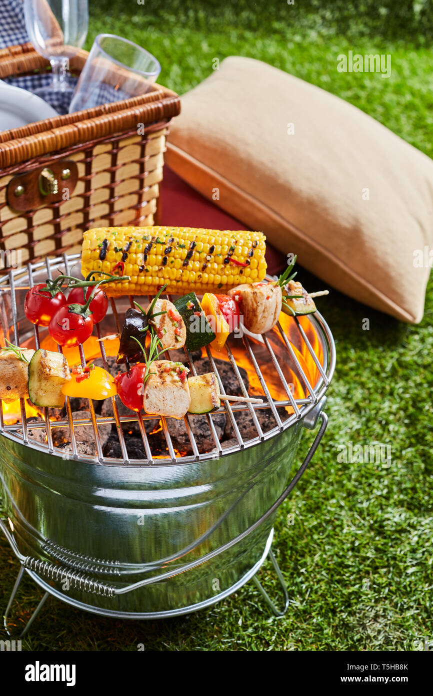 Grill bucket hi-res stock photography and images - Alamy