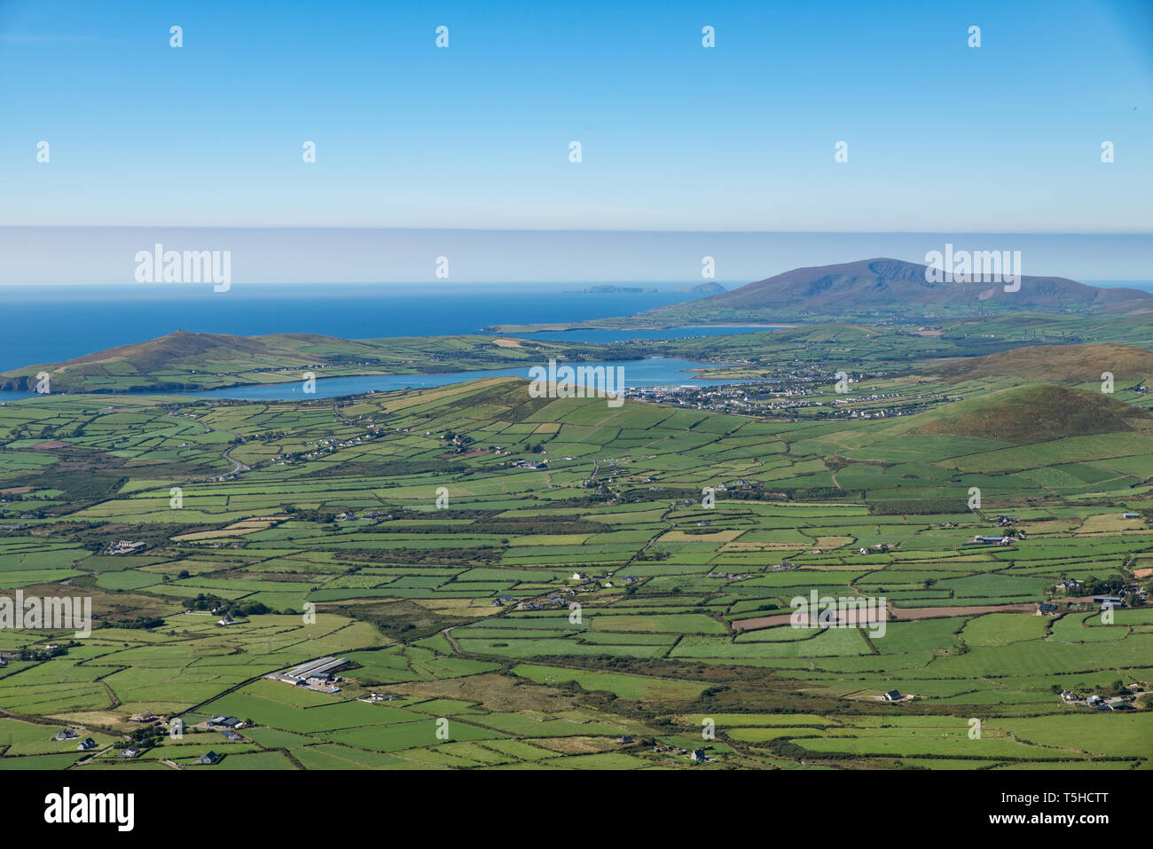 Dingle bay and the village of Dingle (2,000 inhabitants) on the Dingle ...