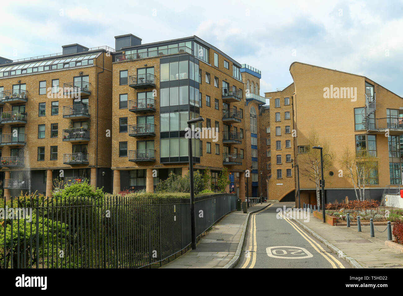Gentrification in south London, Rotherhithe street Stock Photo - Alamy