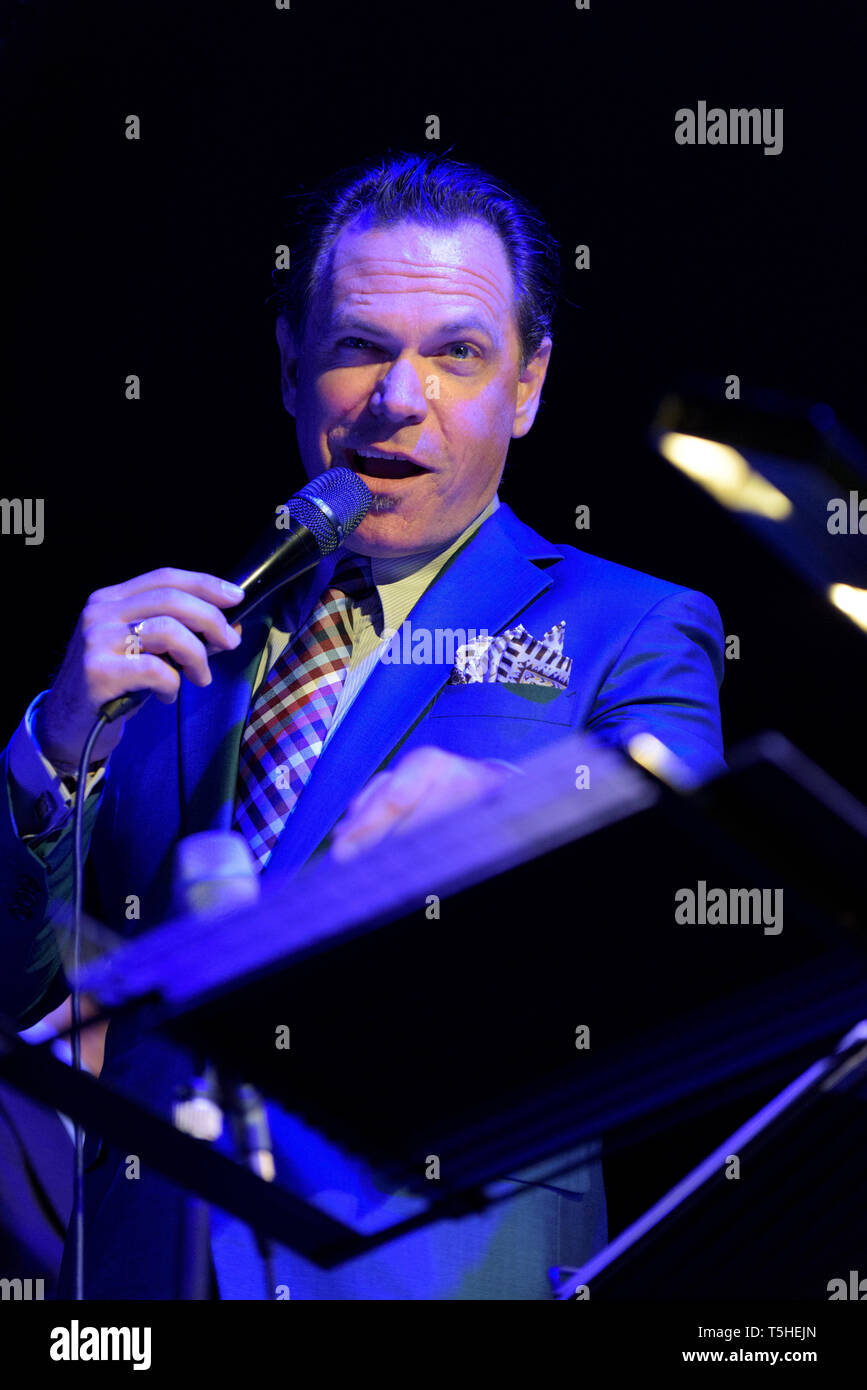 Kurt elling singing hi-res stock photography and images - Alamy