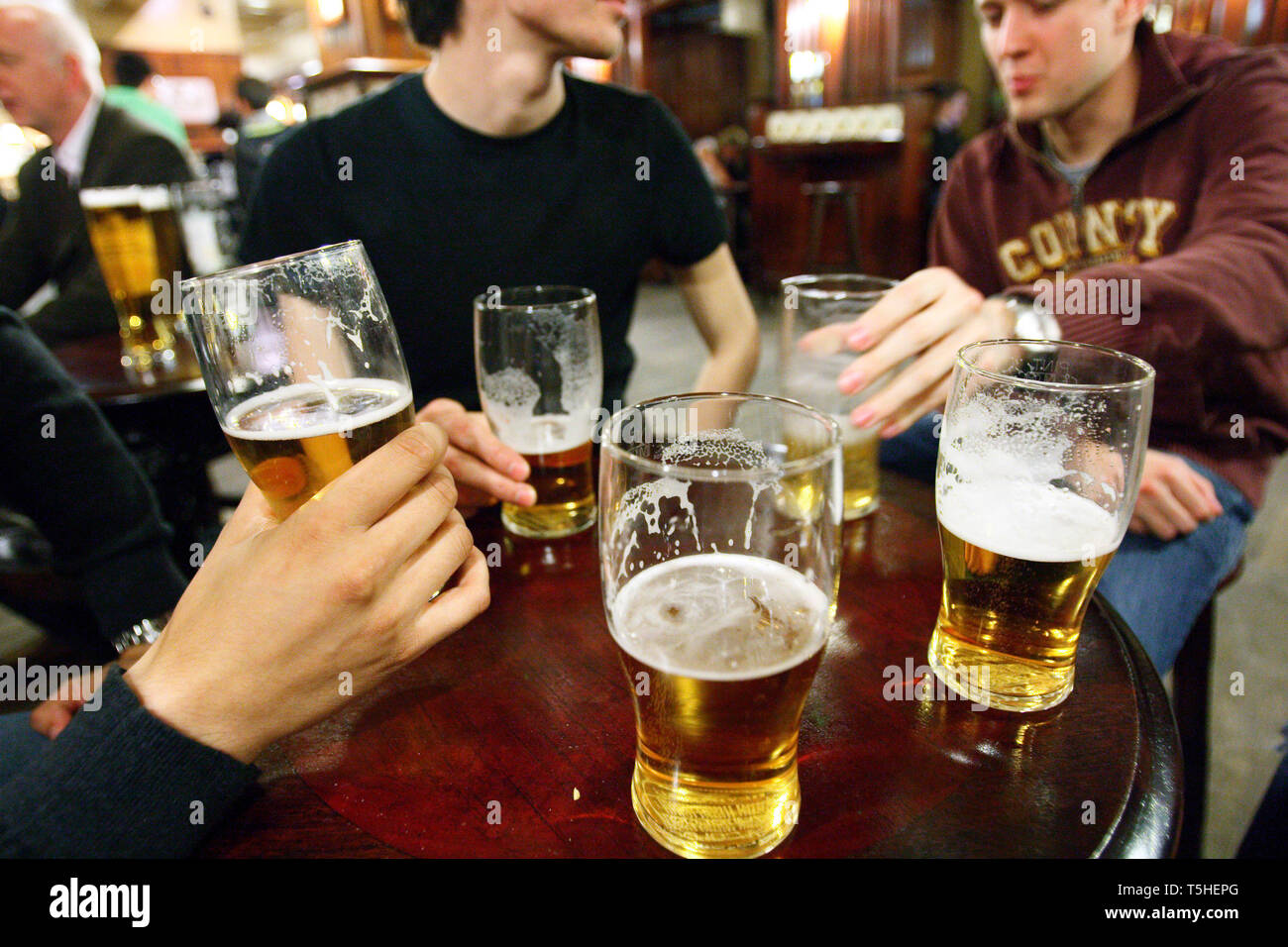 Young professionals drinking london hi-res stock photography and images ...