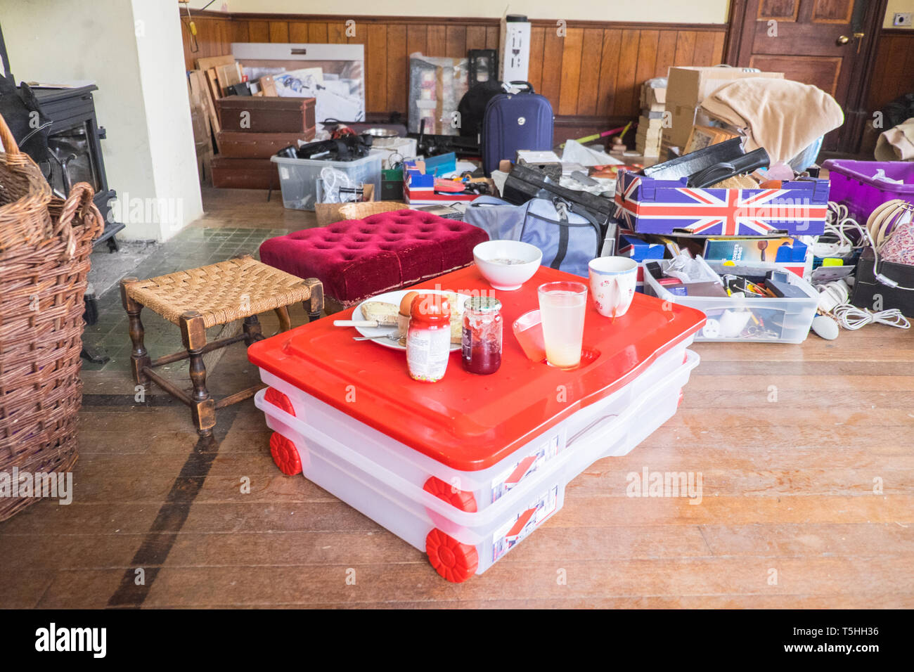 Moving house boxes chaos hi-res stock photography and images - Alamy