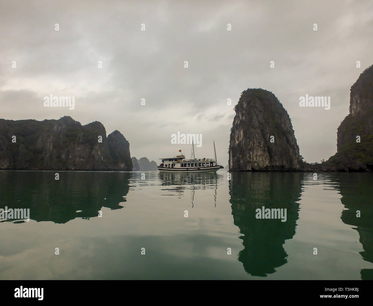 Vietnamese junk boats on ha long bay hi-res stock photography and ...