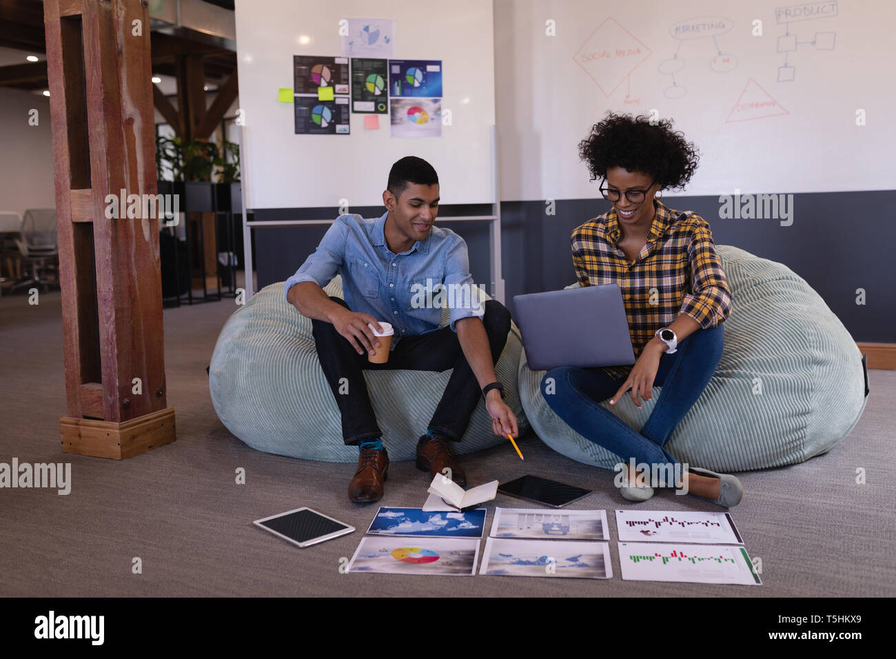 Graph office hi-res stock photography and images - Alamy