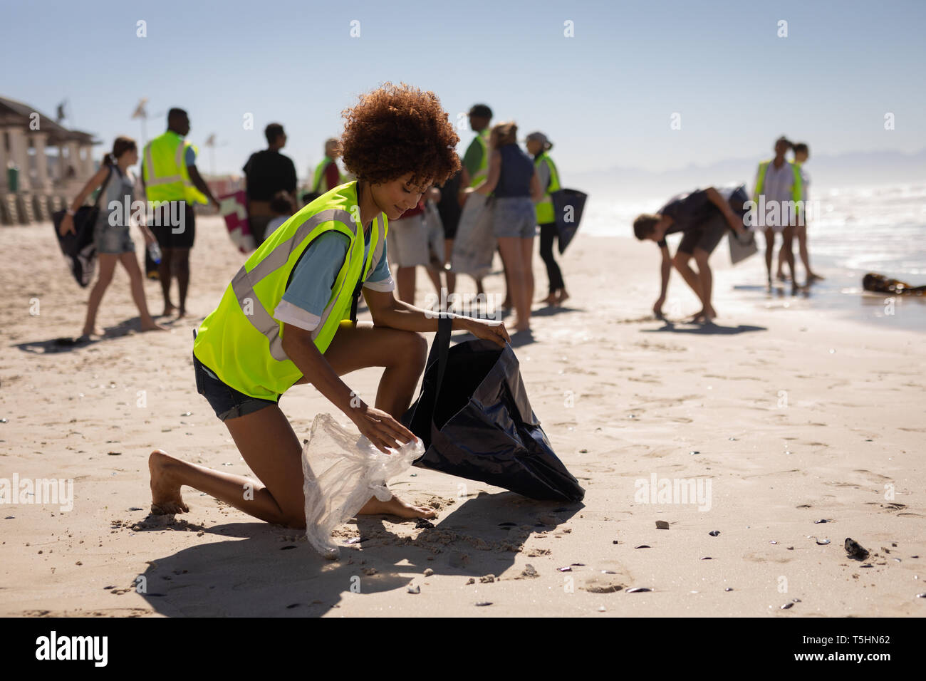 Teenager volunteer beach hi-res stock photography and images - Alamy