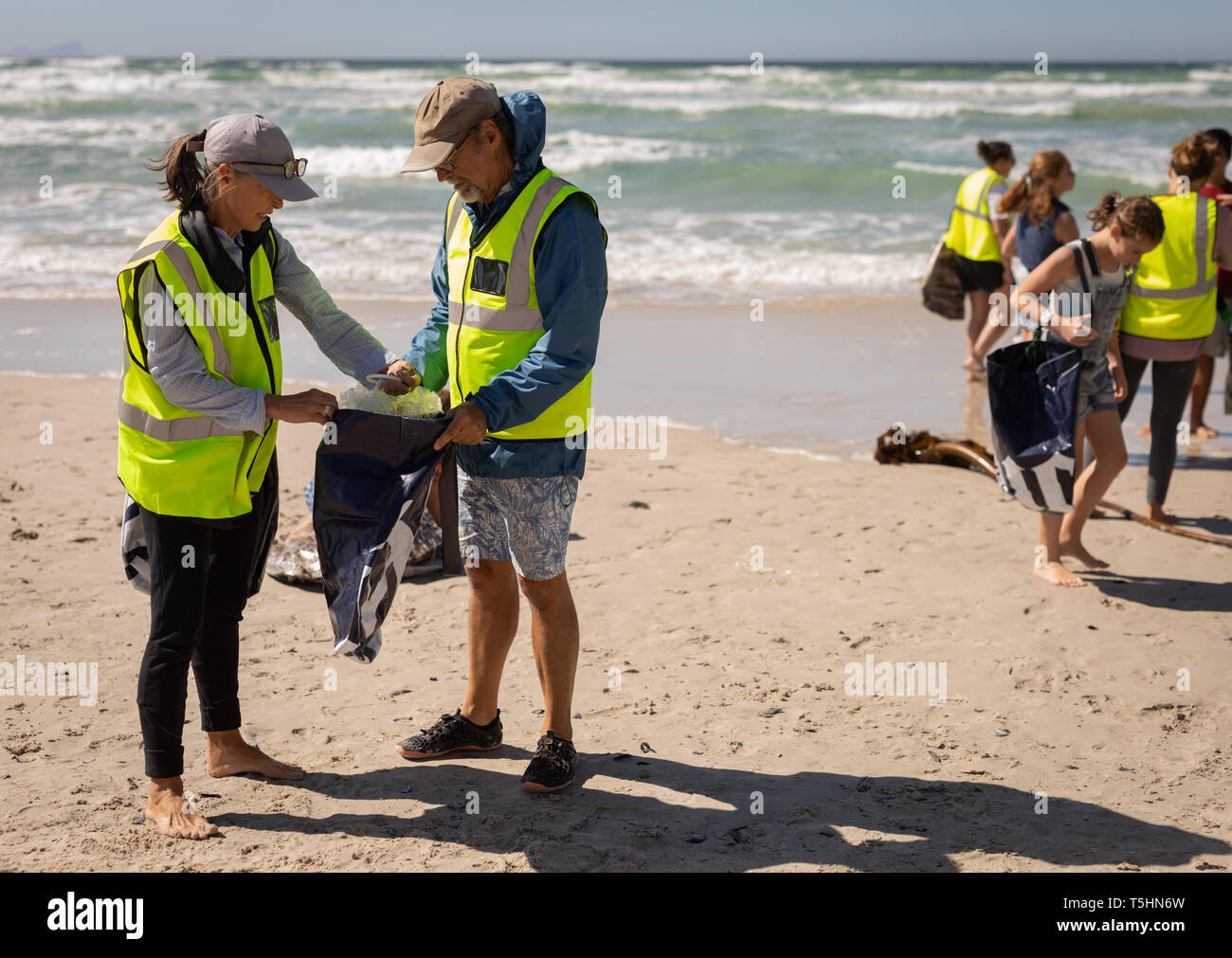 Senior volunteers hi-res stock photography and images - Alamy