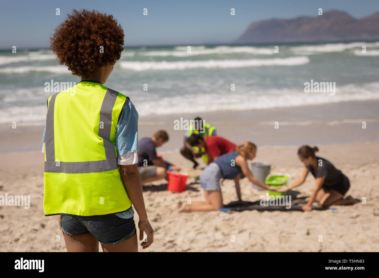 Teenager volunteer beach hi-res stock photography and images - Alamy