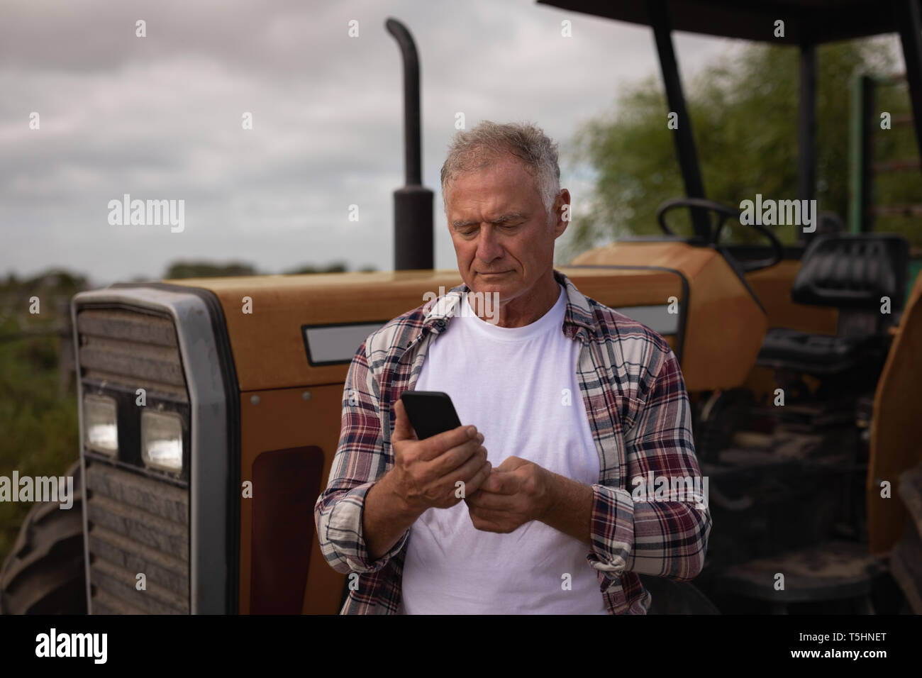 Farmer mobile phone hi-res stock photography and images - Alamy