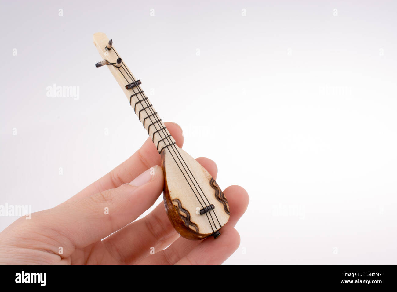 Hand holding the classic turkish instrument Saz Stock Photo - Alamy