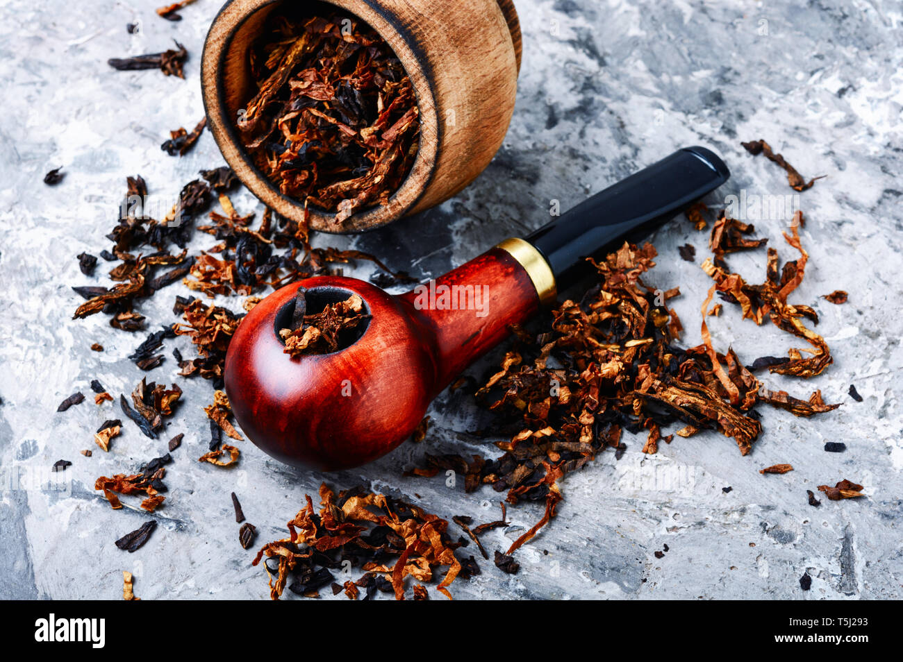Pipe smoke tobacco hi-res stock photography and images - Alamy