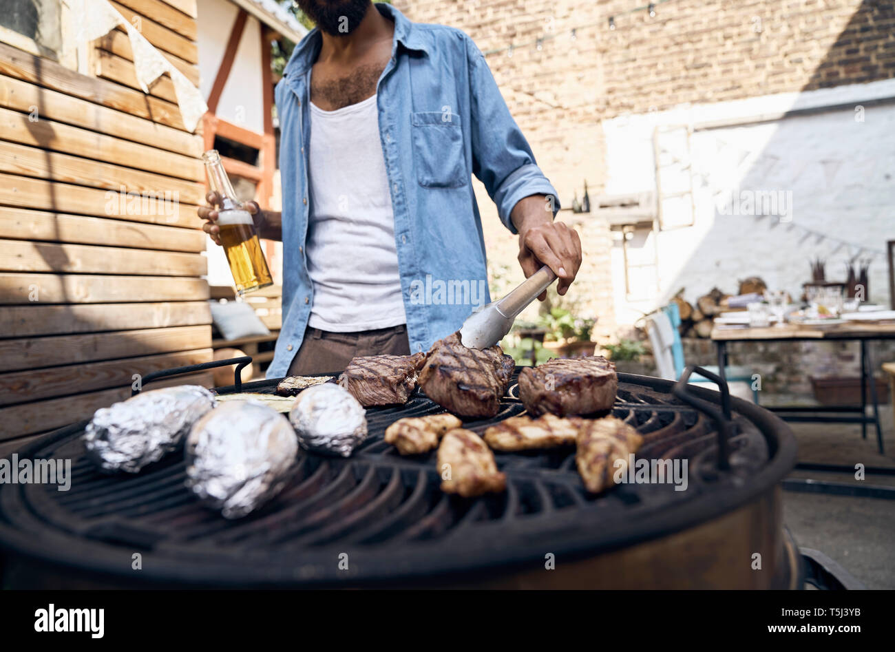 Backyard grill hi-res stock photography and images - Alamy