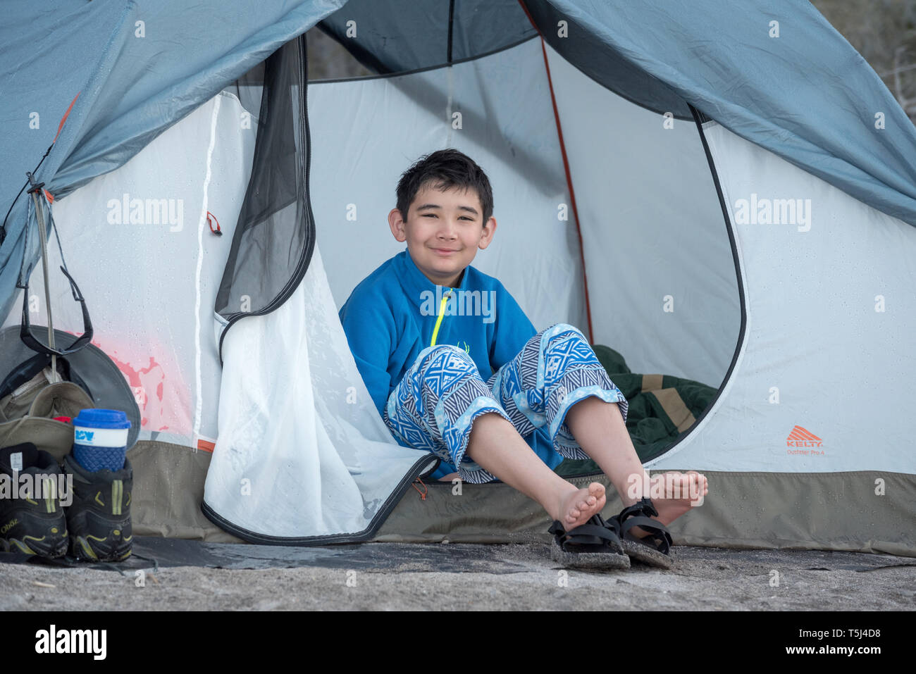 Boy in tent hi-res stock photography and images - Alamy