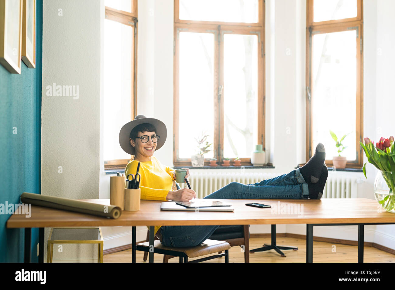 Relaxed home office hi-res stock photography and images - Alamy