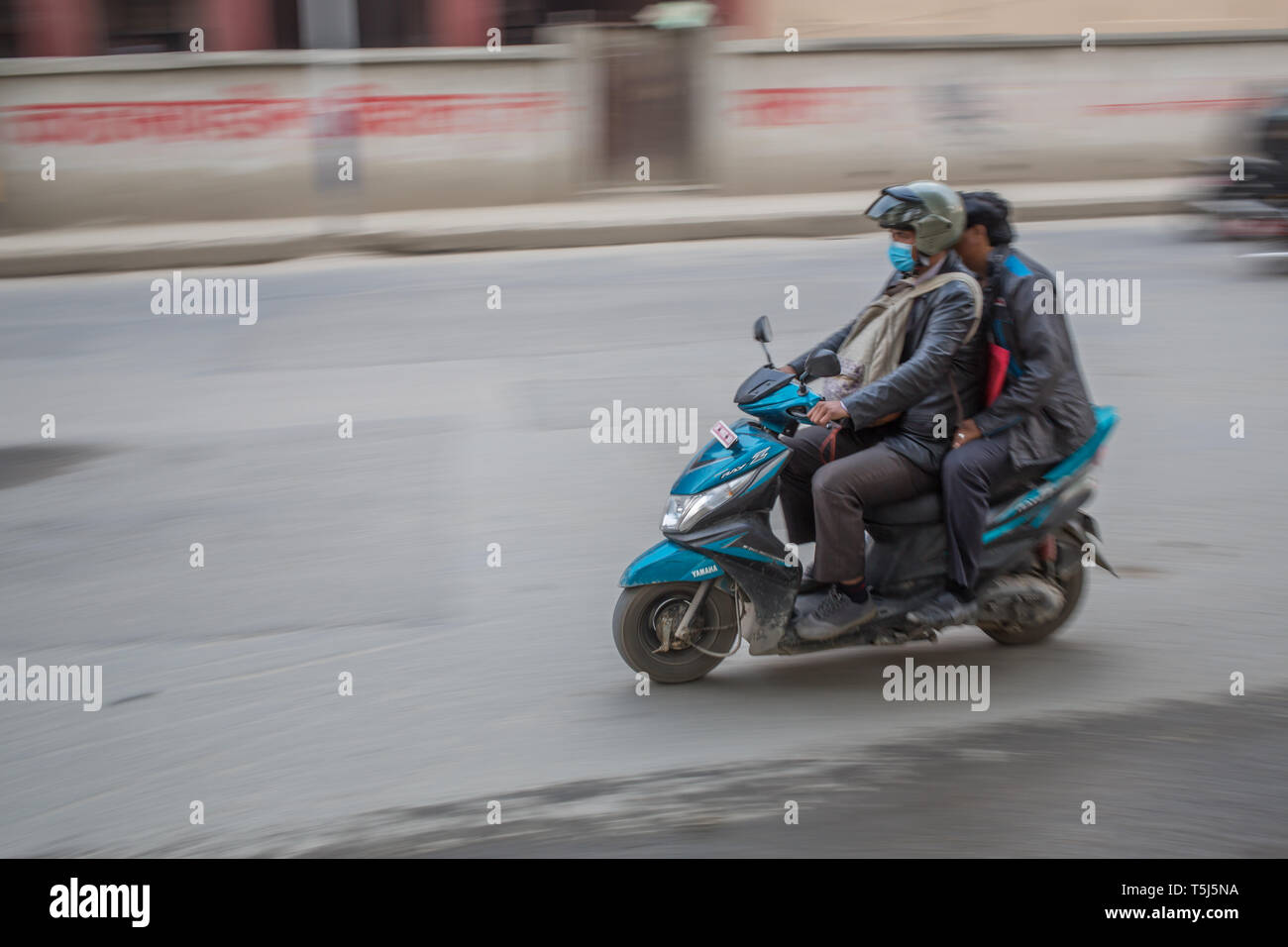 Speeding through city street hi-res stock photography and images - Alamy