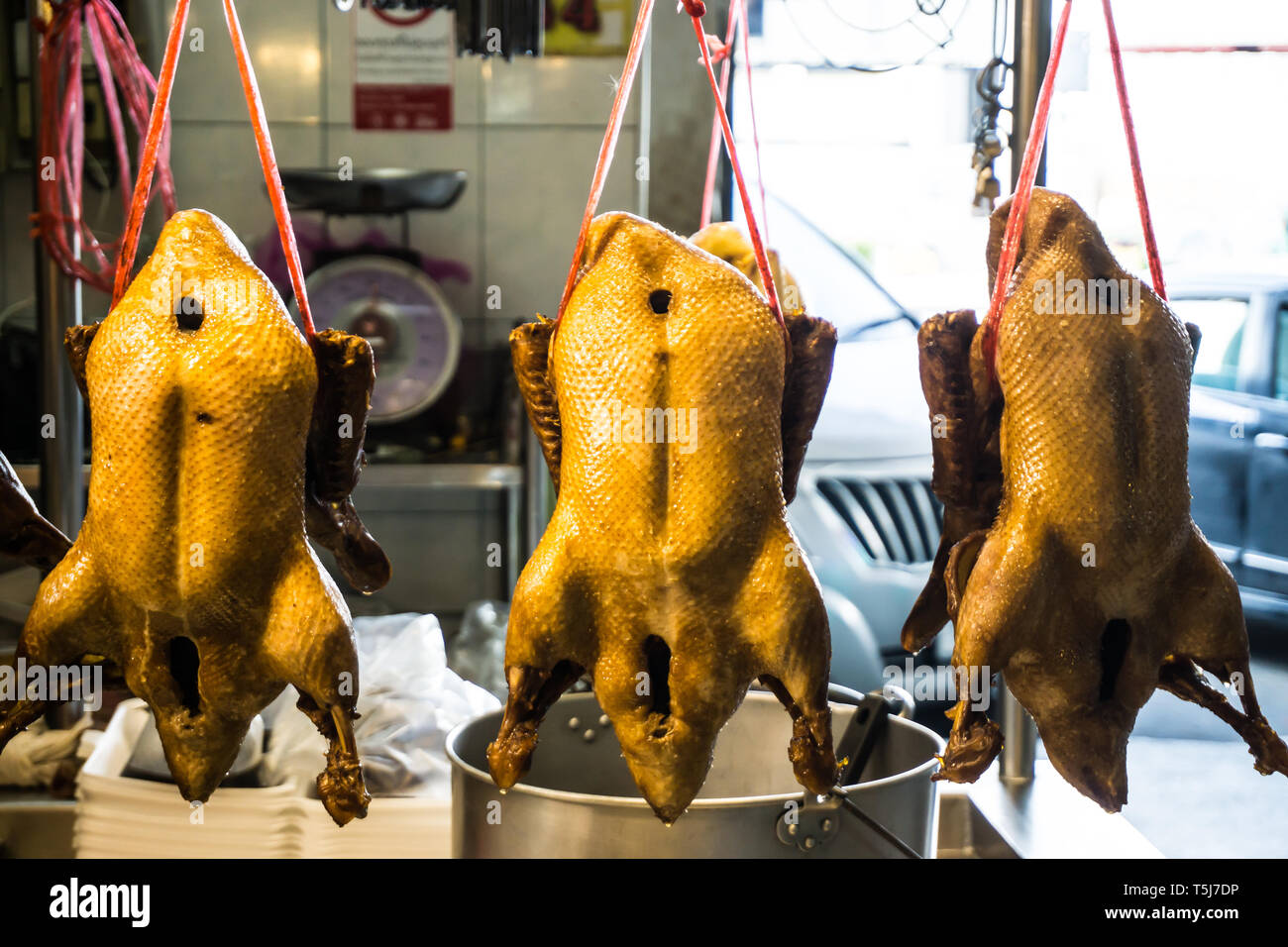 Roast duck display hi-res stock photography and images - Alamy