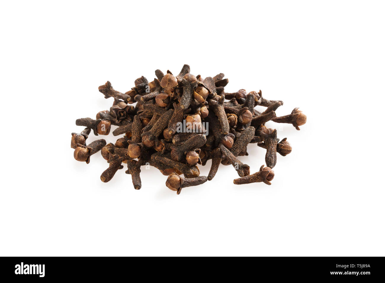 Clove heap isolatedo on white. A pile of cloves Stock Photo - Alamy