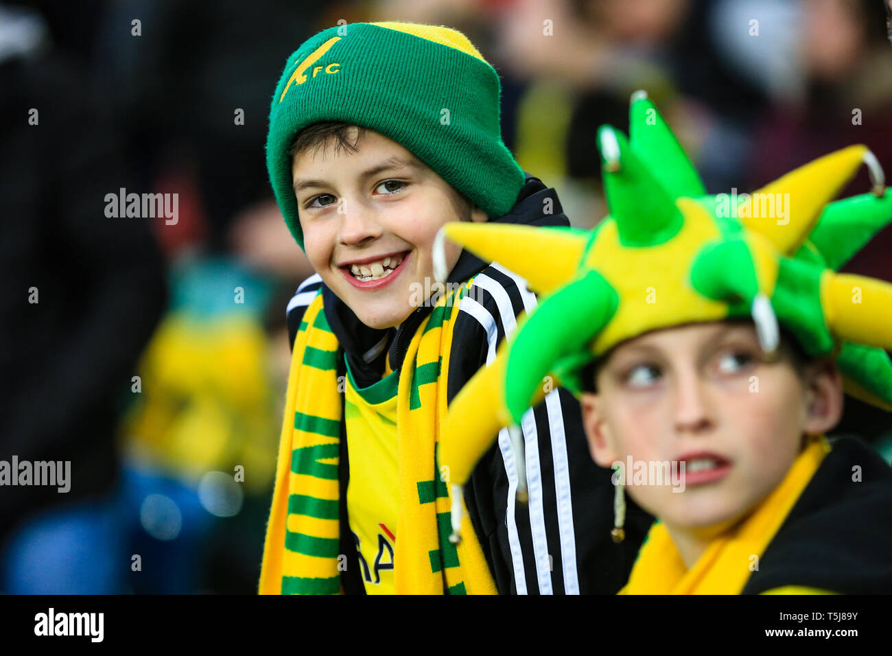 Reading young fans hi-res stock photography and images - Alamy