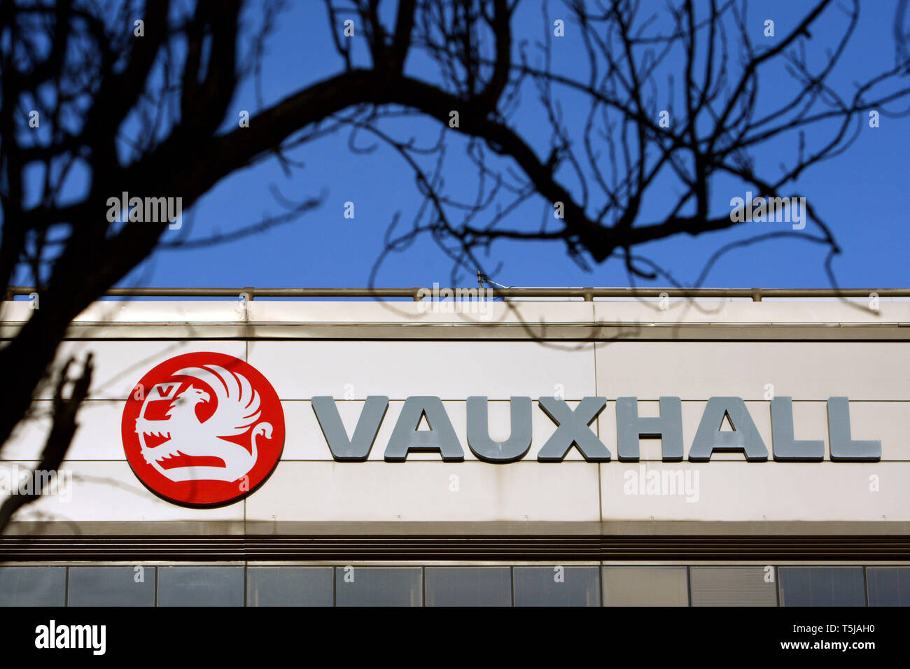 Griffin House, Vauxhall Motors Ltd in Luton. 01.12.2009 Stock Photo - Alamy