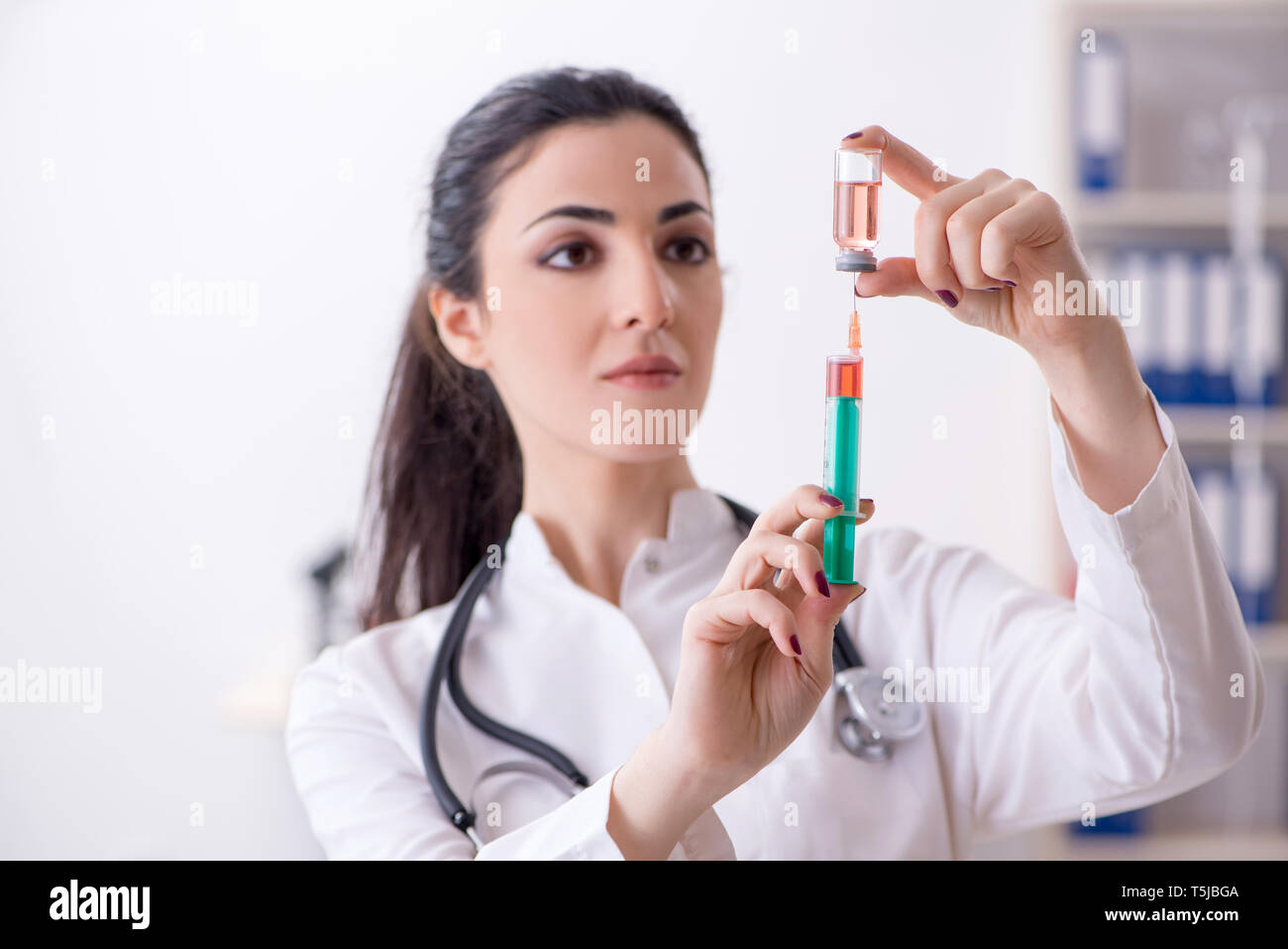 Iv bag vial hi-res stock photography and images - Alamy