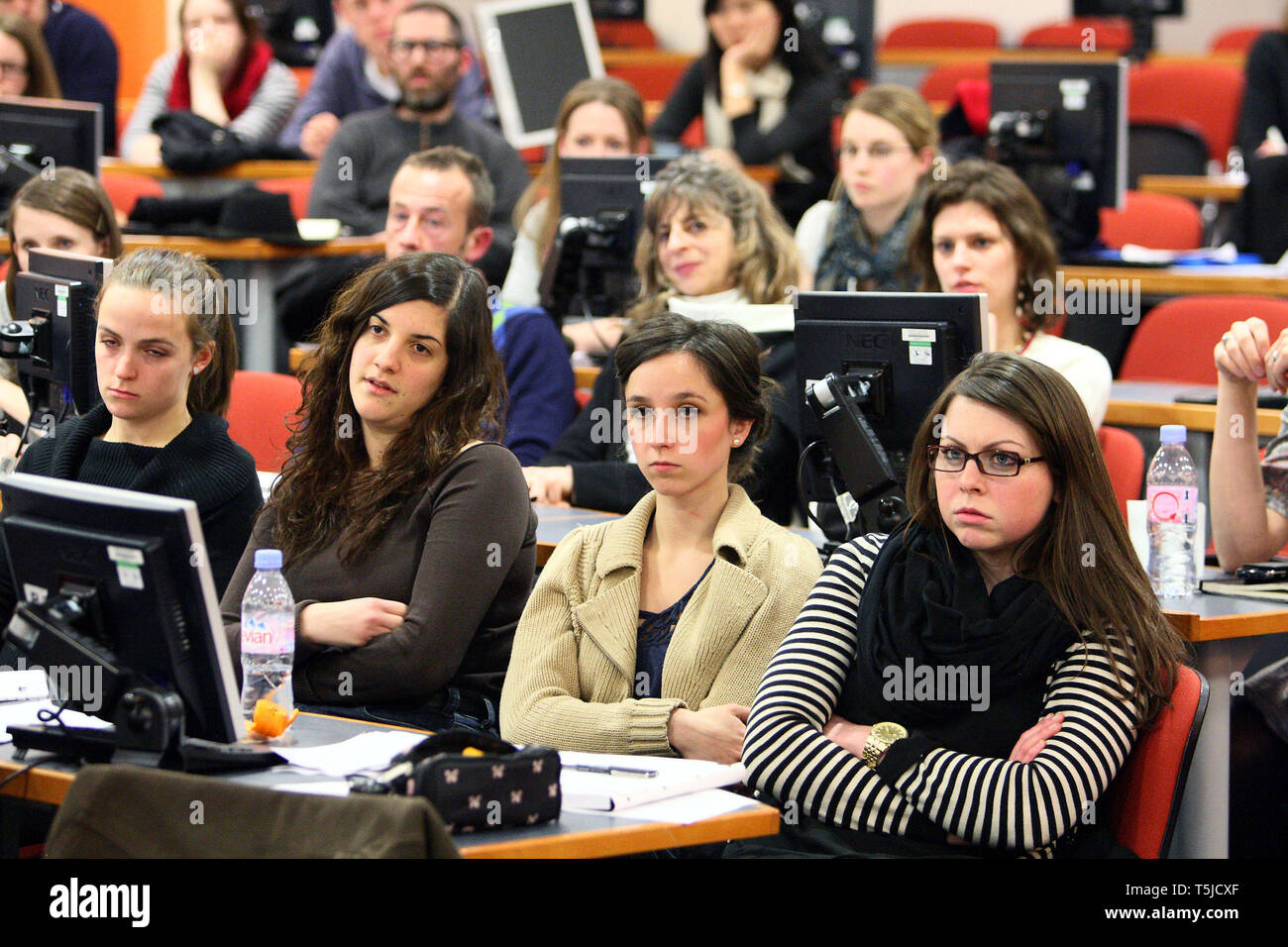 University students uk lecture hi-res stock photography and images - Alamy