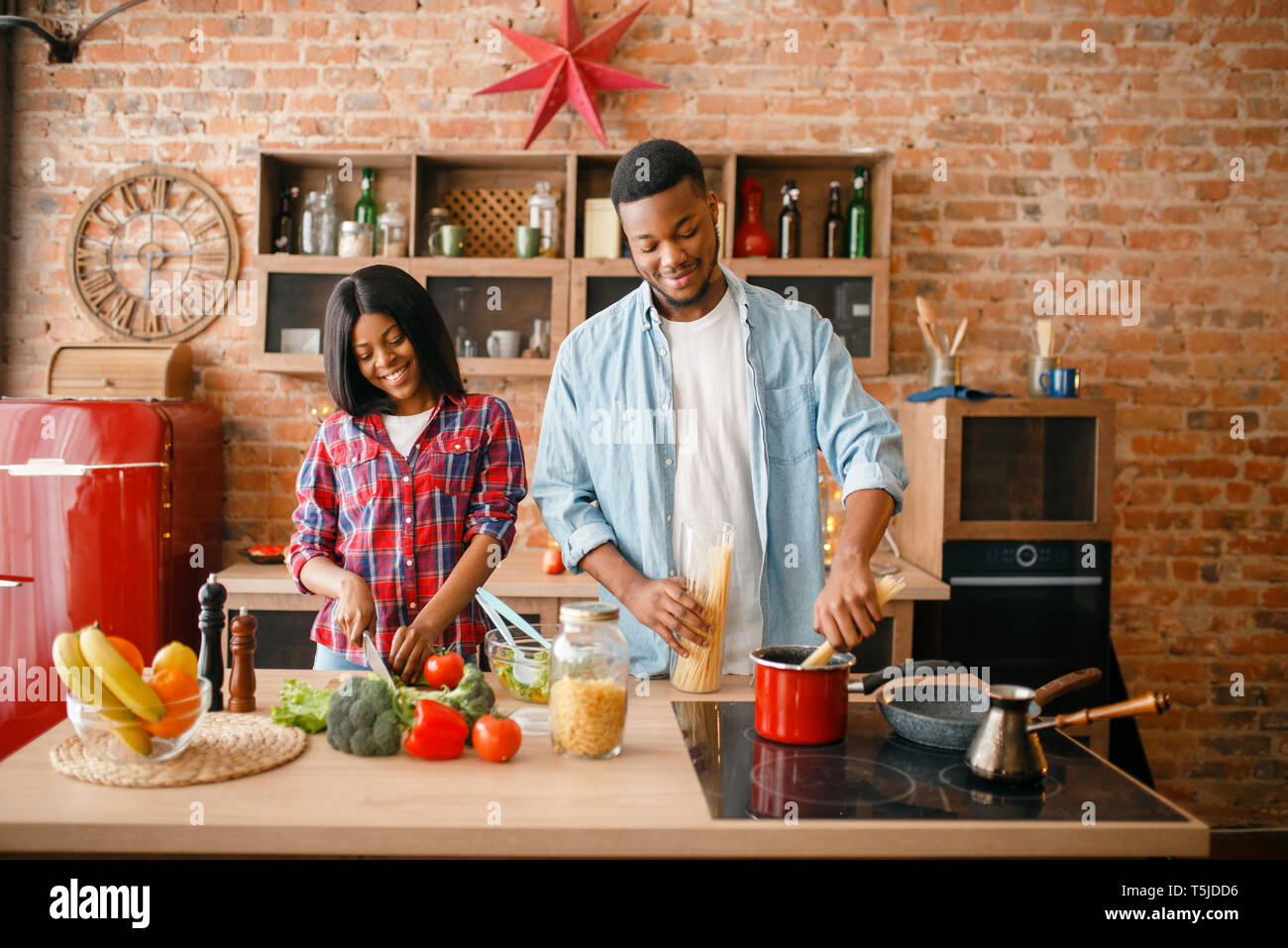 African family healthy meal preparing hi-res stock photography and ...