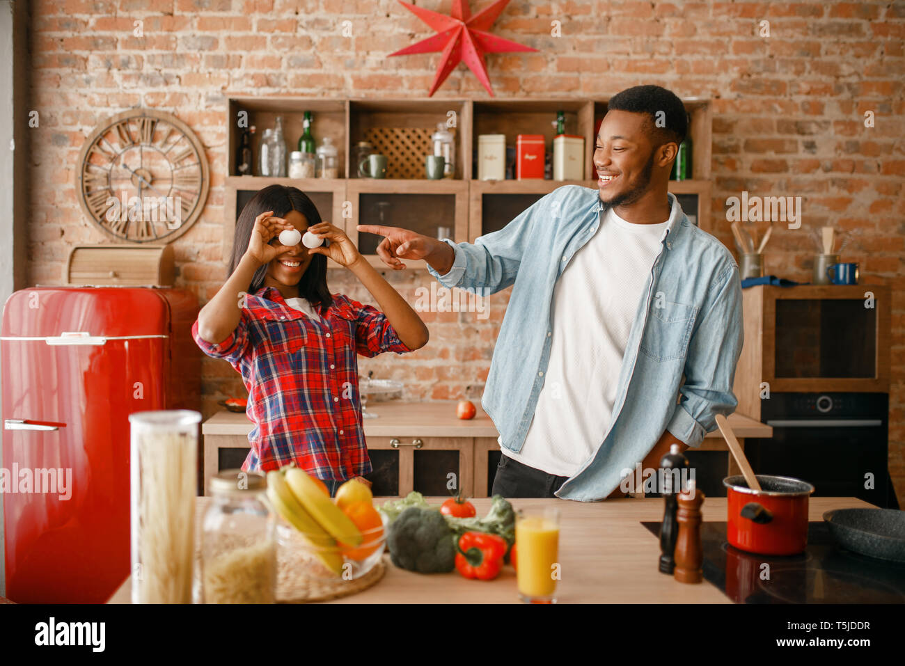African family healthy meal preparing hi-res stock photography and ...