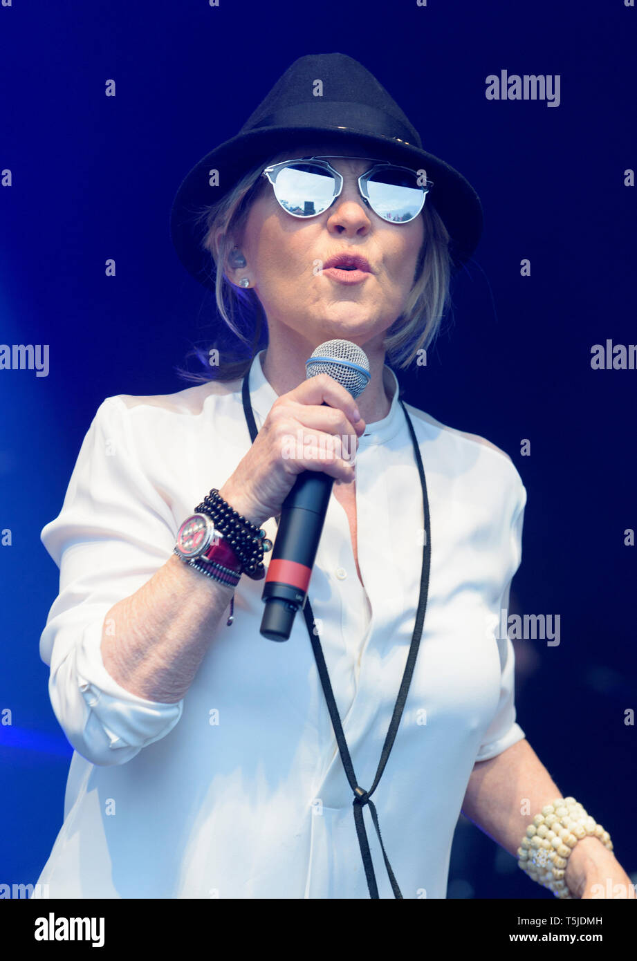 Lulu singer hi-res stock photography and images - Alamy