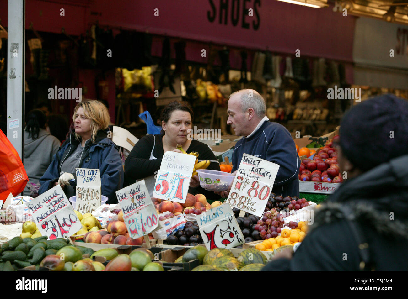 Female market stallholders hi-res stock photography and images - Alamy