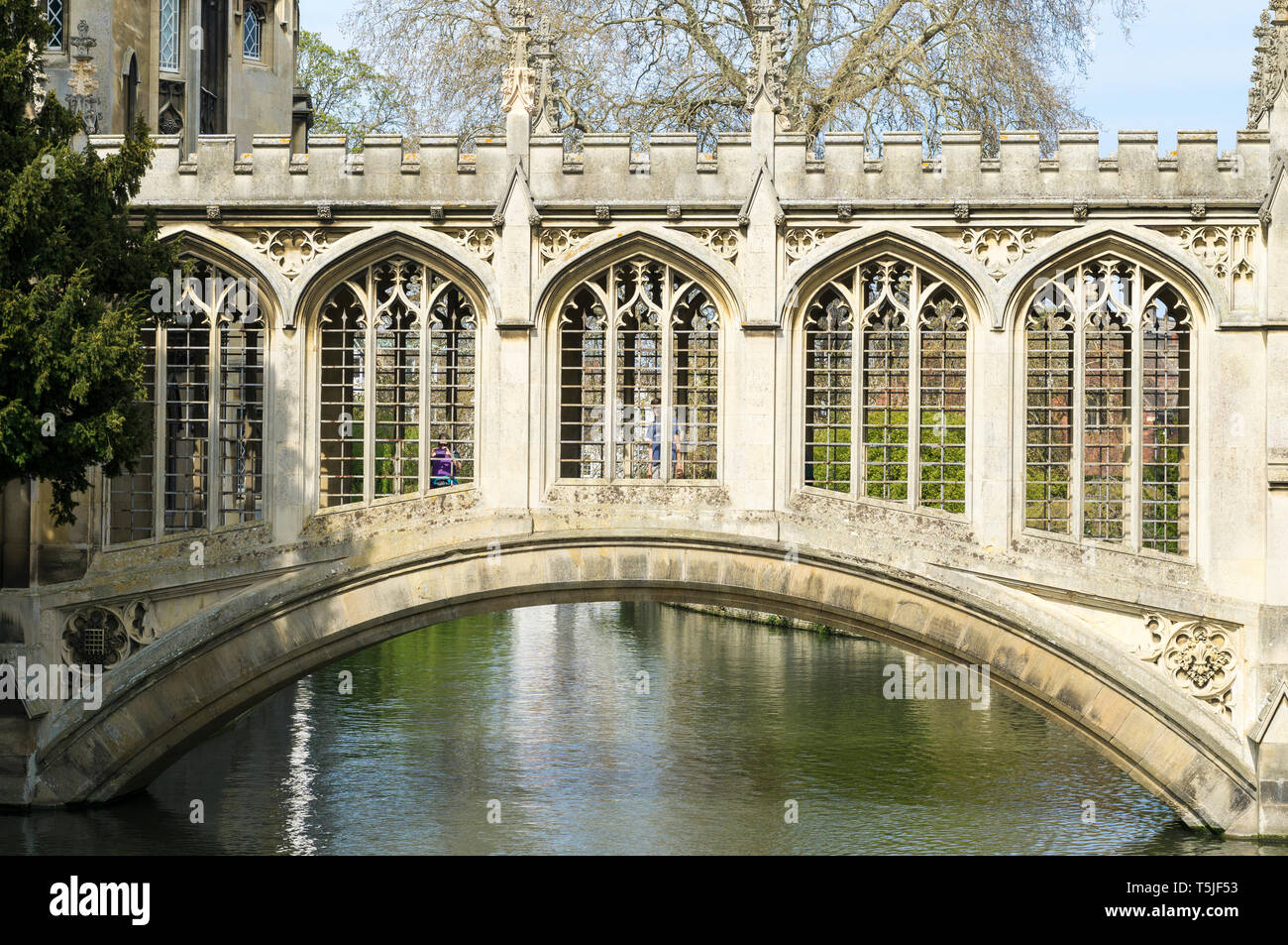 People crossing Bridge of Sighs St Johns collage Cambridge Stock Photo ...