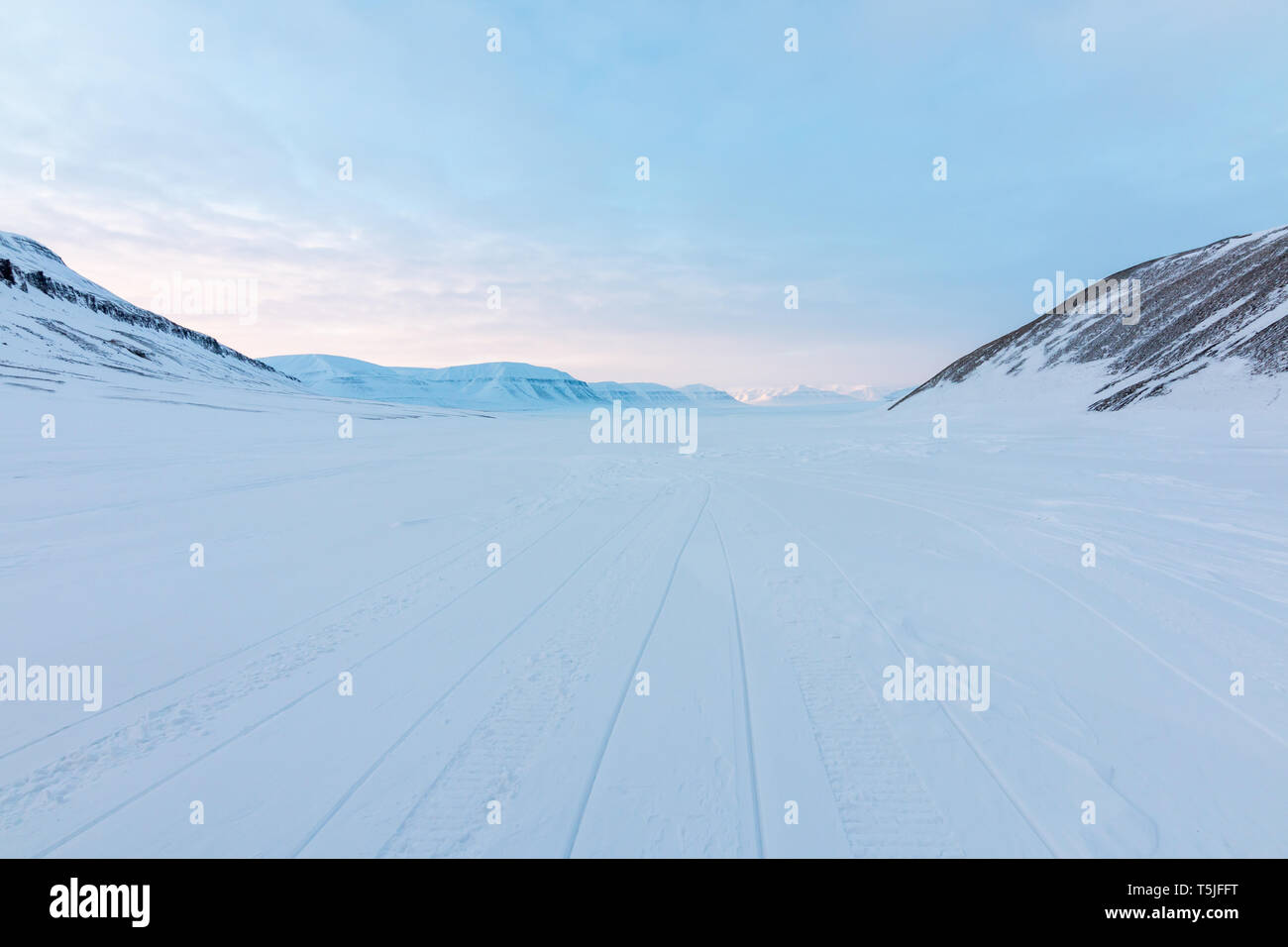 Svalbard landscape hi-res stock photography and images - Alamy