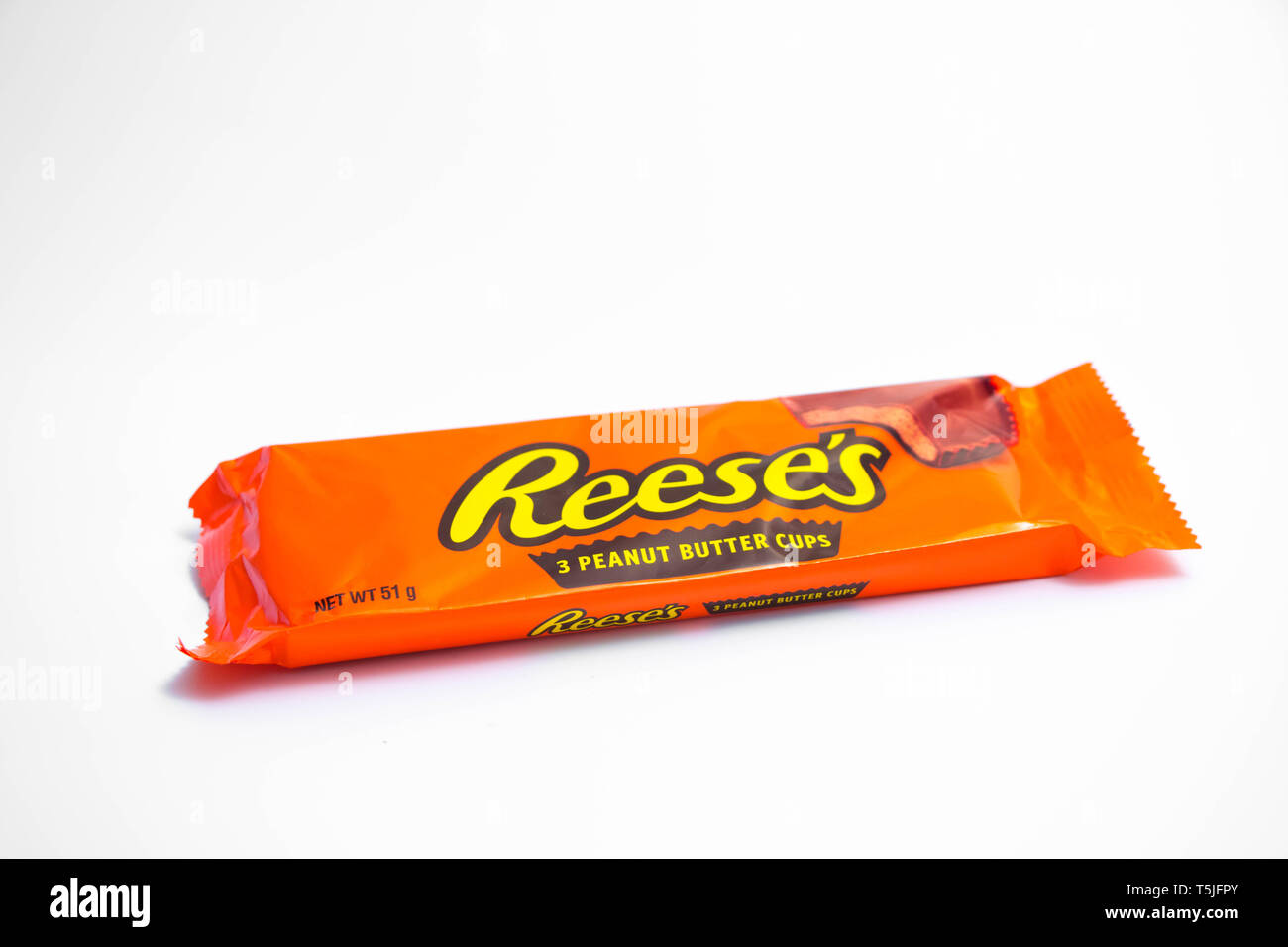 Reeses peanut butter and chocolate bar orange pack Stock Photo - Alamy