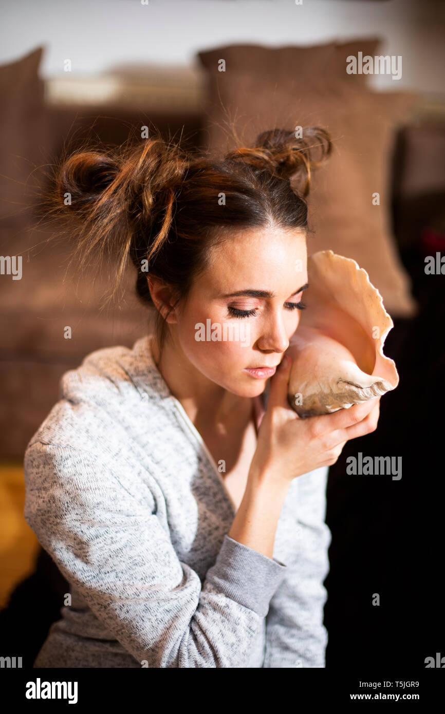 Big shell hi-res stock photography and images - Alamy