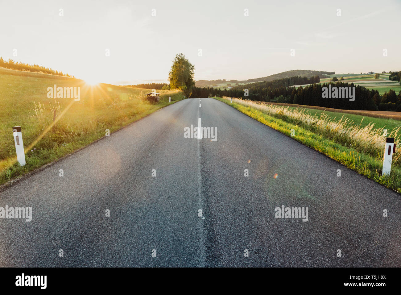 Empty road countryside hi-res stock photography and images - Alamy