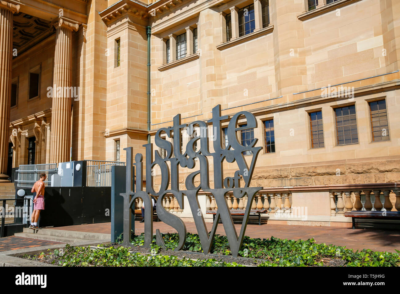 City library building sign hi-res stock photography and images - Alamy
