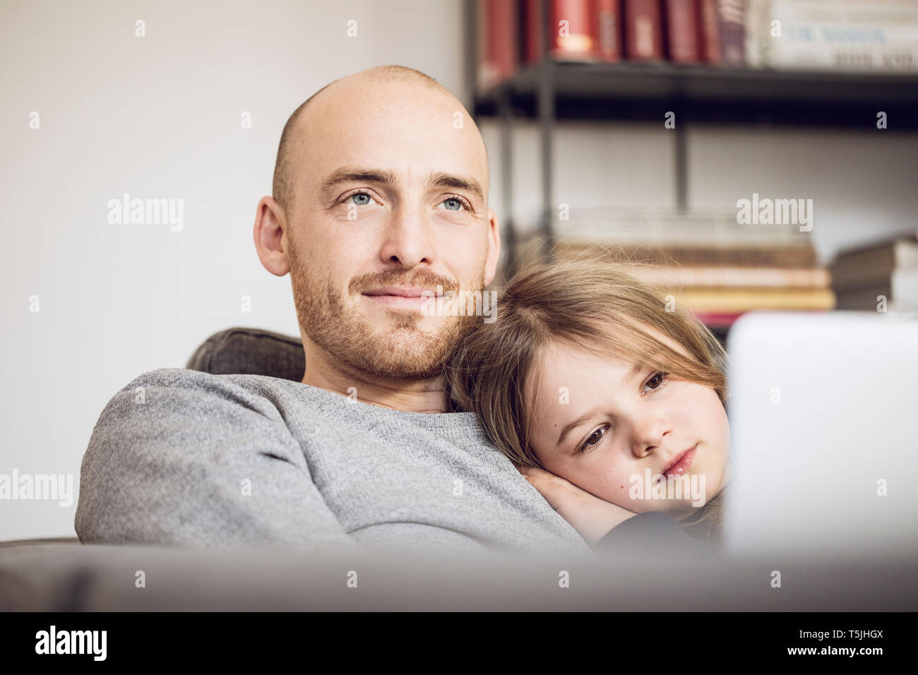 Father daughter sitting couch hi-res stock photography and images - Alamy