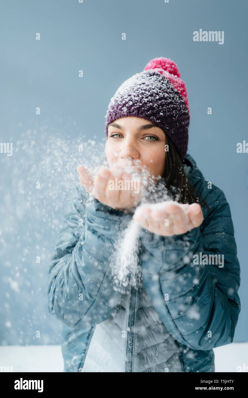 Woman wearing wooly hat hi-res stock photography and images - Alamy