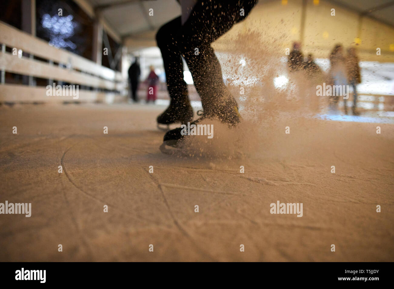 Man ice skating hi-res stock photography and images - Alamy