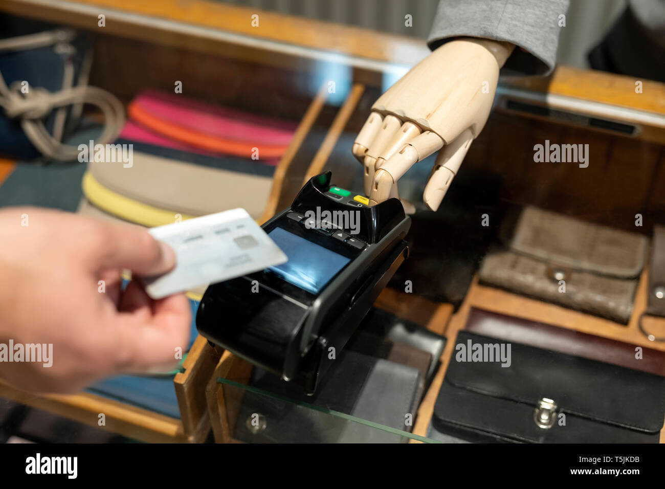 Customer paying with creditcard, robot assisting Stock Photo - Alamy